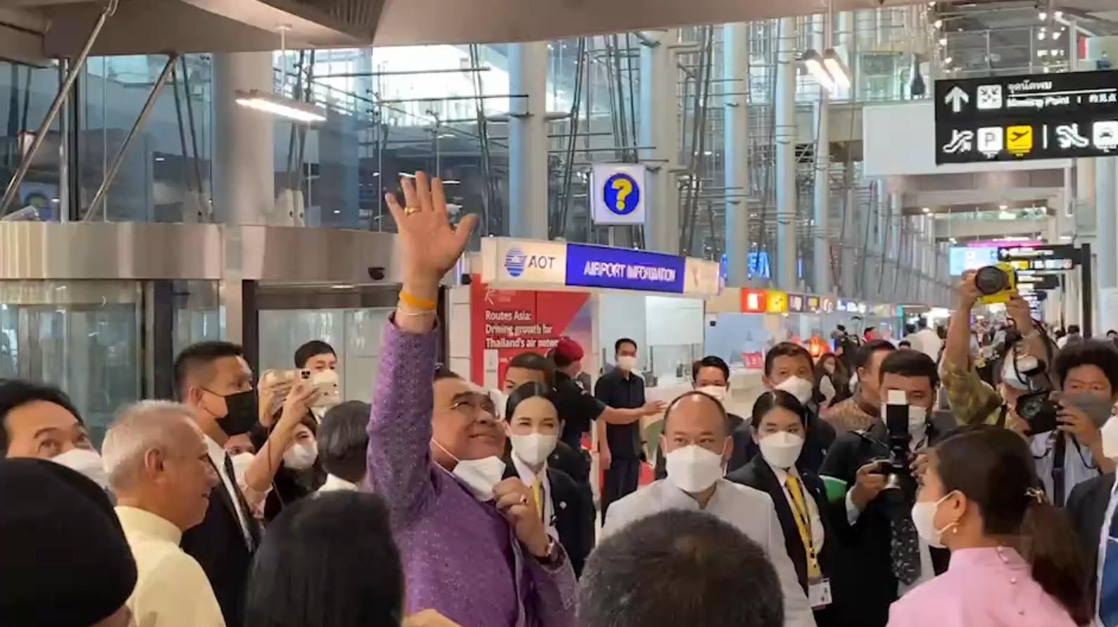 นายกฯ ต้อนรับ นทท.ต่างชาติ ครบ 10 ล้านคน ฉลองความสำเร็จท่องเที่ยวไทย ...