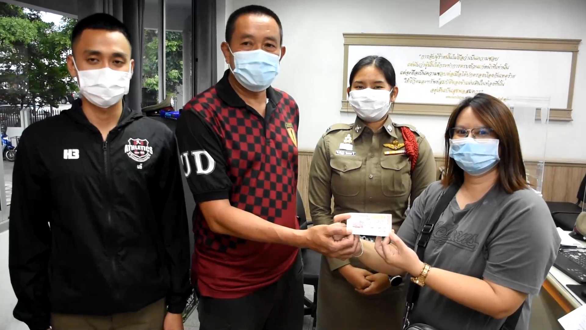 พ่อค้าหยิบลอตเตอรี่ใส่มือ วอนช่วยซื้อ สุดท้ายถูกรางวัลที่ 1 | one31.co.th